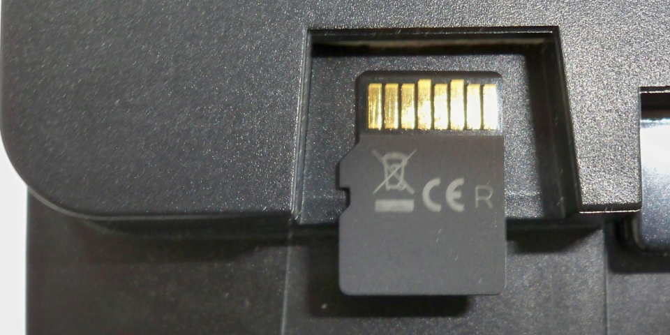 Einlegen der Micro-SD-Karte | TOY-TEC
